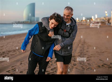 Arm Around Shoulder Two People Hi Res Stock Photography And Images Alamy