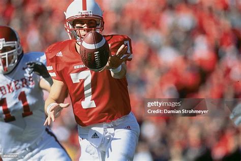 Nebraska Qb Eric Crouch In Action Making Shovel Pass Vs Oklahoma News Photo Getty Images