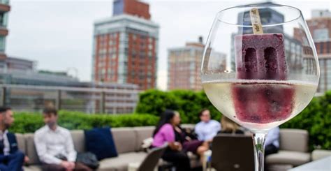 Loopy Doopy Rooftop Bar Drinks E A Vista Do One World Trade Center