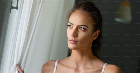 화려한 얼굴을 가진 란제리에 아름 다운 관능적 인 여자의 초상화 사진 Unsplash의 속옷 이미지