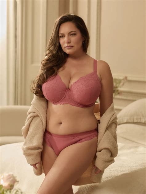 Kelly Brook Shows Off Her Im A Celeb Weight Loss As She Strips To