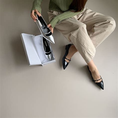 유이르무이 300족 돌파 캐롤라인 클래식 스틸레토 벨트 메리제인 플랫슈즈 2cm