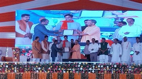 Mmmut में Cm योगी ने बांटे टैबलेट स्मार्टफोन