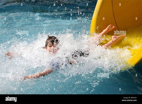 Kind Auf Der Wasserrutsche Fotos Und Bildmaterial In Hoher Auflösung