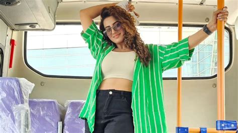 अपने लटकों झटकों के बदौलत अक्षरा सिंह आज है करोड़ों की मालकिन जानिए एक