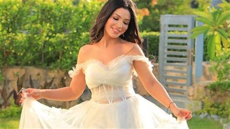 نيفين رجب تخطف الأنظار بالأبيض في الساحل الشمالي صور