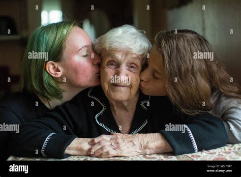 Ragazze Che Baciano Immagini E Fotografie Stock Ad Alta Risoluzione Alamy
