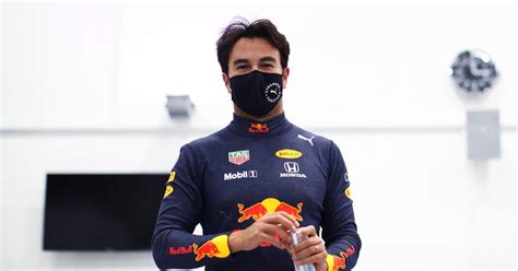 Checo Pérez Posa Con Su Nuevo Uniforme Para La Próxima Temporada De