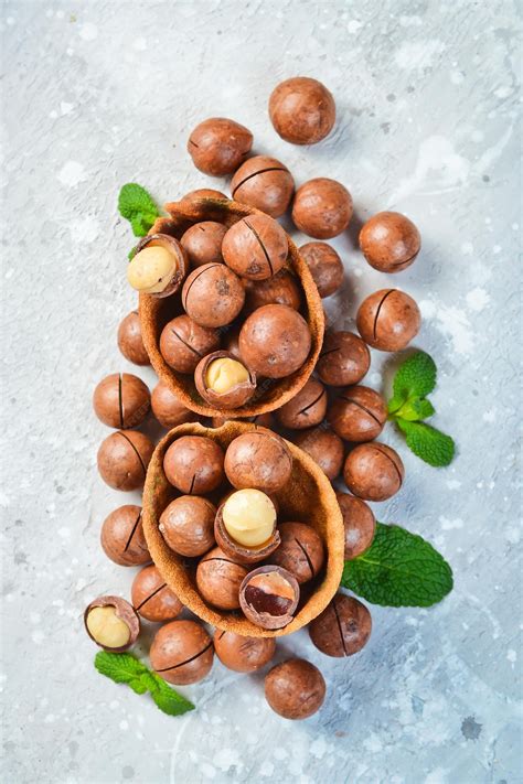 Nuez De Macadamia Nueces De Macadamia En Una Cáscara En Un Bol Sobre Un