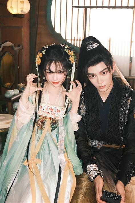 虞书欣丁禹兮新剧花絮照 扮鬼脸自拍俏皮可爱