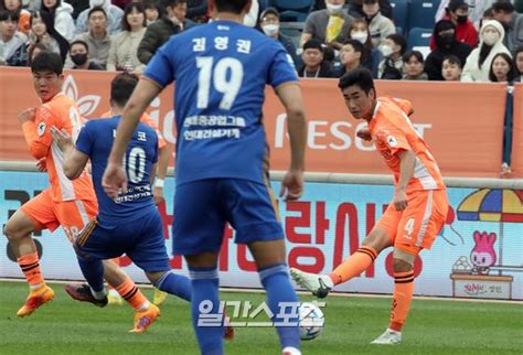 포토 서민우틈을 뚫고