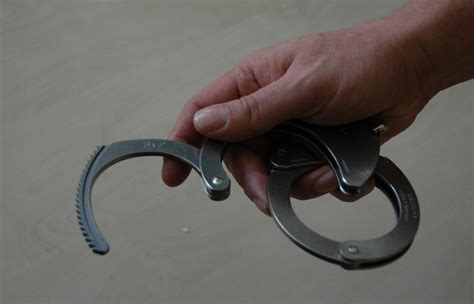 Nackt Bis Auf Die Handschellen Polizei Neutraubling Verhaftet Mann Am