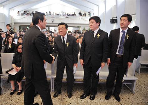 李炳才出席连战母亲追思会 与马英九握手图新闻中心新浪网