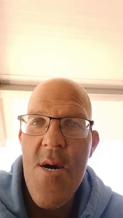 קובי אמזלג עם הפנים המגעילות שיש לו יש לו פנים של קוף כל יום מותר לקבל בולבול בשידור חי Youtube