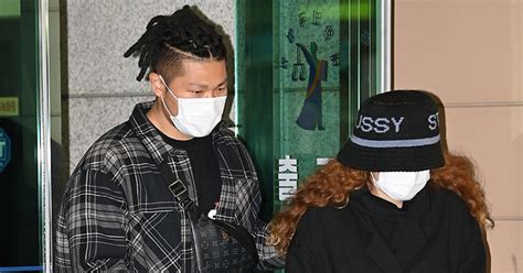 던밀스 힘들어하는 아내를 부축하며 포토