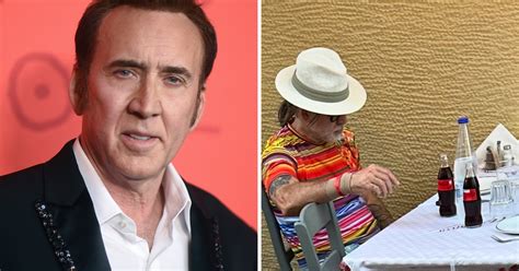 O Nίκολας Κέιτζ έφαγε σε ταβέρνα του Πειραιά και λάτρεψε τα ντολμαδάκια