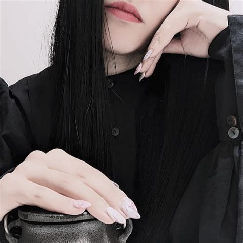 Iris Twitter Instagram Linktree