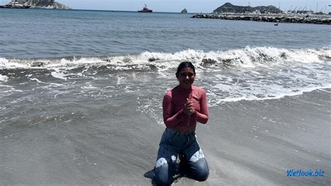 Wetlook Girl In Jeans Walking Barefoot By The Sea Rwetlookgirls