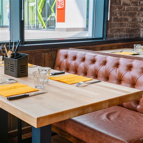 Diseño De La Sala De Un Restaurante Con Tableros De Mesa A Medida