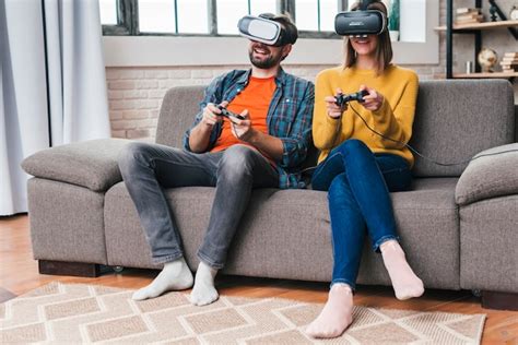 Lächelnde Junge Paare Welche Die Gläser Der Virtuellen Realität