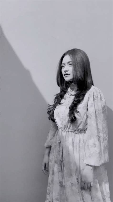 7 Potret Nathalie Holscher Pamer Rambut Panjang