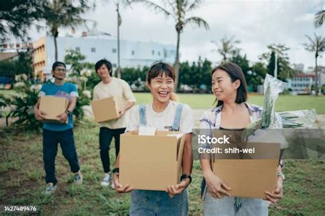 기부 센터의 자원 봉사자 팀은 도움이 필요한 사람들을위한 상자에 음식 옷 물을 공유하고 포장합니다 자선 및 구제 사업에 대한 스톡 사진 및 기타 이미지 Istock