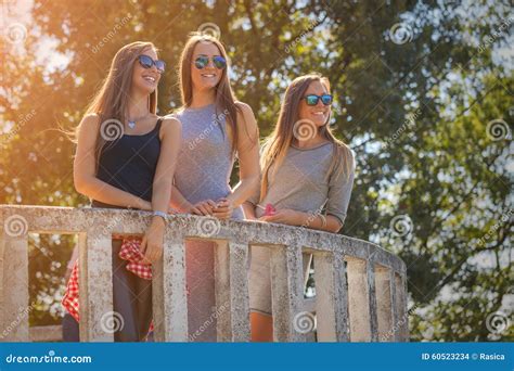 Tre Ragazze Che Ridono E Che Si Divertono Allaperto Fotografia Stock