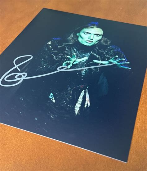 Idina Menzel ~ Broadways Wicked Witch ~ Signed 8x10 Photo 100