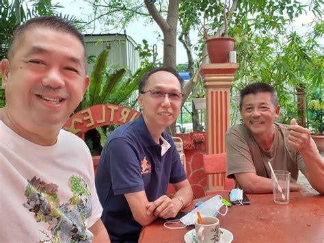 Dr Kow 高祥威博士 花园式的风景， 户外的茶聚地， 有李观福兄弟泡的传统咖啡，