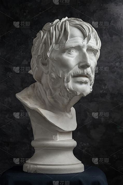 在黑色纹理背景上的古代塞内加雕像的石膏复制品。石膏雕塑人的脸。素材 花瓣网
