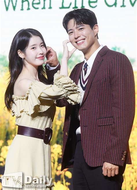 【多圖】《苦盡柑來遇見你》舉行製作發佈會！iu＆朴寶劍、文素利＆朴海俊比愛心超可愛 Ksd 韓星網 韓劇