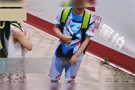 男孩被女孩拽袖子拖墙角，连声质问气势十足，男孩反应逗人笑