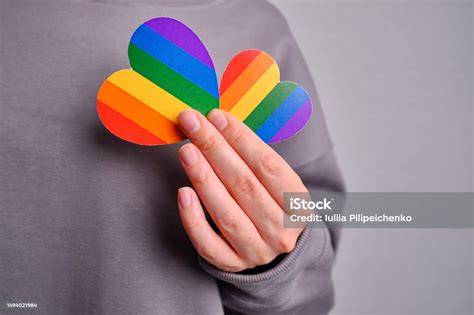 여성의 손에 종이에서 무지개 마음 Lgbt 플래그 6 월 Lgbtqia 프라이드 의 달 레즈비언 게이 양성애자 트랜스젠더 남녀