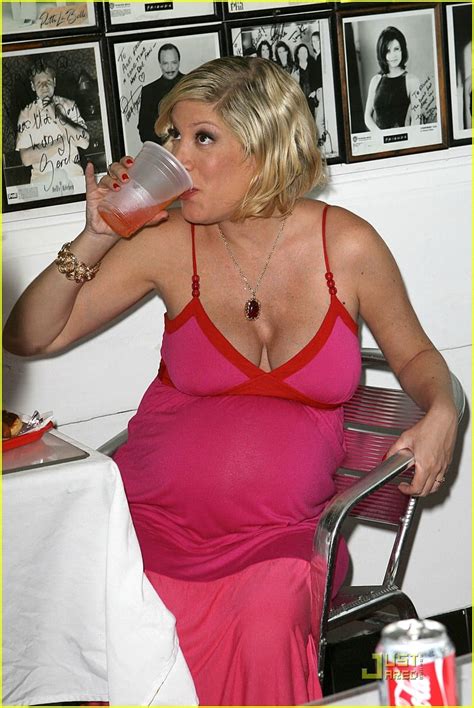 Liam Mcdermott Prefers Pink Photo 1165621 Pictures Just Jared