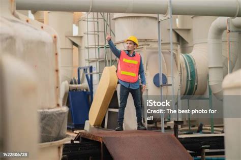 공장에서 주요 상태 제어를 검사하는 아시아 남자 기술자 노동자 35 39세에 대한 스톡 사진 및 기타 이미지 35 39세 강철 검사 보기 Istock