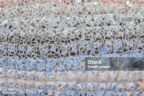 깨진된 타일 모자이크 완벽 한 패턴입니다 여러 가지 빛깔의 타일 진짜 벽 고해상도 실제 사진 또는 벽돌 질감 인테리어 배경으로 완벽 한 욕실에 추상적인 벽지 불규칙입니다