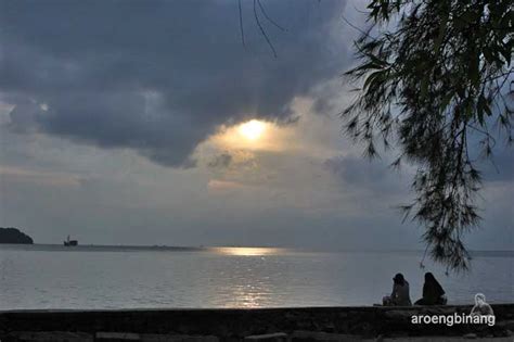 Pantai Tanjung Pendam Pesona Gerombolan Ikan