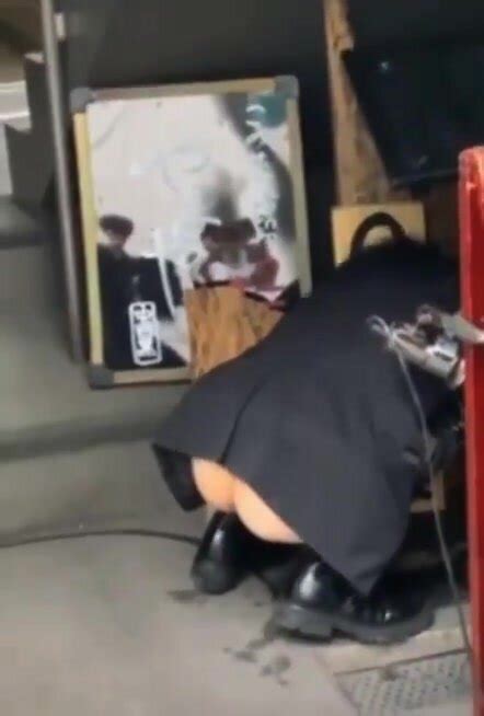Asian Caught Peeing In Public 日本語で
