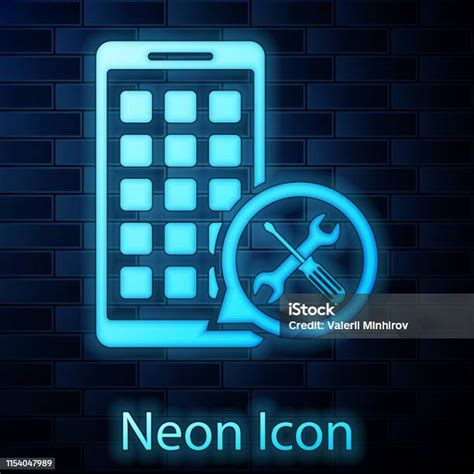벽돌 벽 배경에 고립 된 드라이버와 렌치 아이콘 빛나는 네온 모바일 애플 리 케이 션 조정 서비스 설정 유지 보수 수리 및 수정 벡터 일러스트 그래픽 사용자 인터페이스에