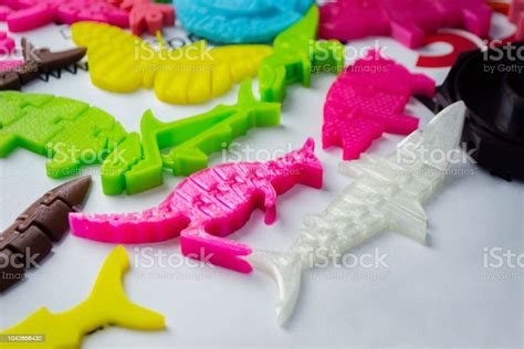 3d 프린터에 인쇄 된 많은 밝은 다 색된 개체 평평한 표면에 거짓말 3차원 인쇄에 대한 스톡 사진 및 기타 이미지 3차원