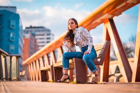 Premium Photo A Brunette Latin Girl In The City At Sunset On An