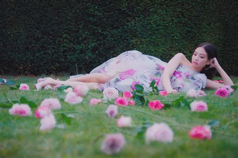 網民發現 Jennie、rosé、jisoo 的 Solo Mv 很多相似點，是製作團隊的太懶還是這是 Yg 喜歡的風格？ Popbee