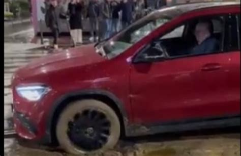 Massimo Boldi E Il Suv Incastrato Sui Binari Del Tram Il Video Comico