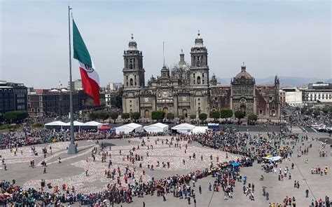 Instalan La Flor De Lis Más Grande Del Mundo En El Zócalo De Cdmx