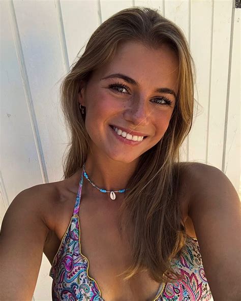 Foto Verloskundige Benthe Buls Doet Outfitjes Passen In Een Lingeriezaak