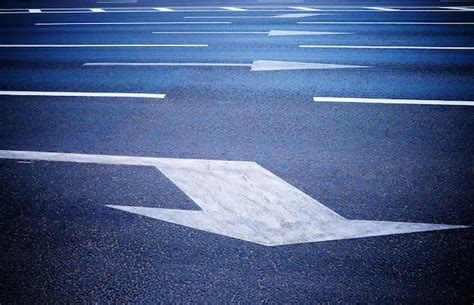 Gire La Señal De Flecha En El Fondo De La Carretera Vacía Foto Premium