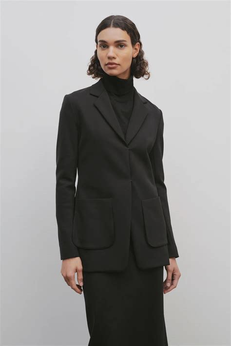 5 Pilihan Oversized Blazer Untuk Ciptakan Gaya Urban Chic
