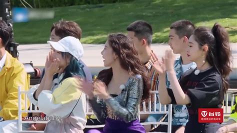 杨颖身穿一身温柔风出场