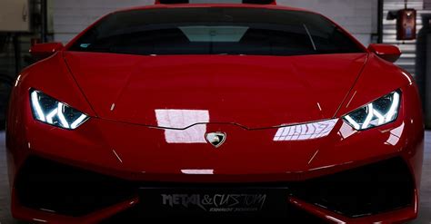 Un Lamborghini Rojo Aparcado En Un Garaje · Foto De Stock Gratuita