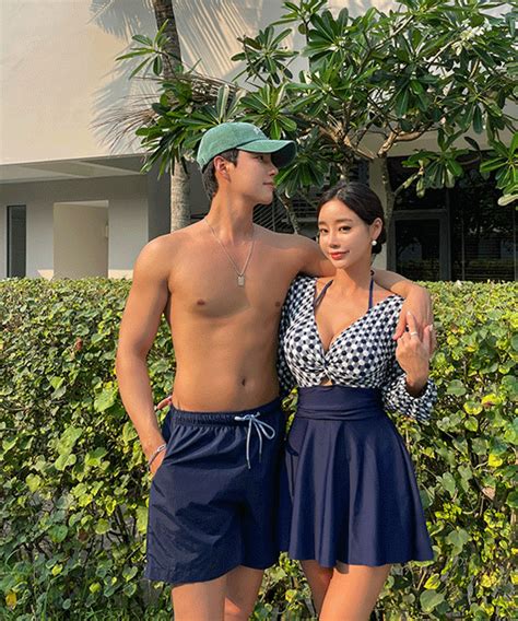 비바럽 Made By 비바럽 아론 커플 수영복룩 긴팔원피스모노키니수영복스윔웨어비치웨어네이비체형커버플레어와이어커플시밀러신혼허니문여행휴양지바캉스